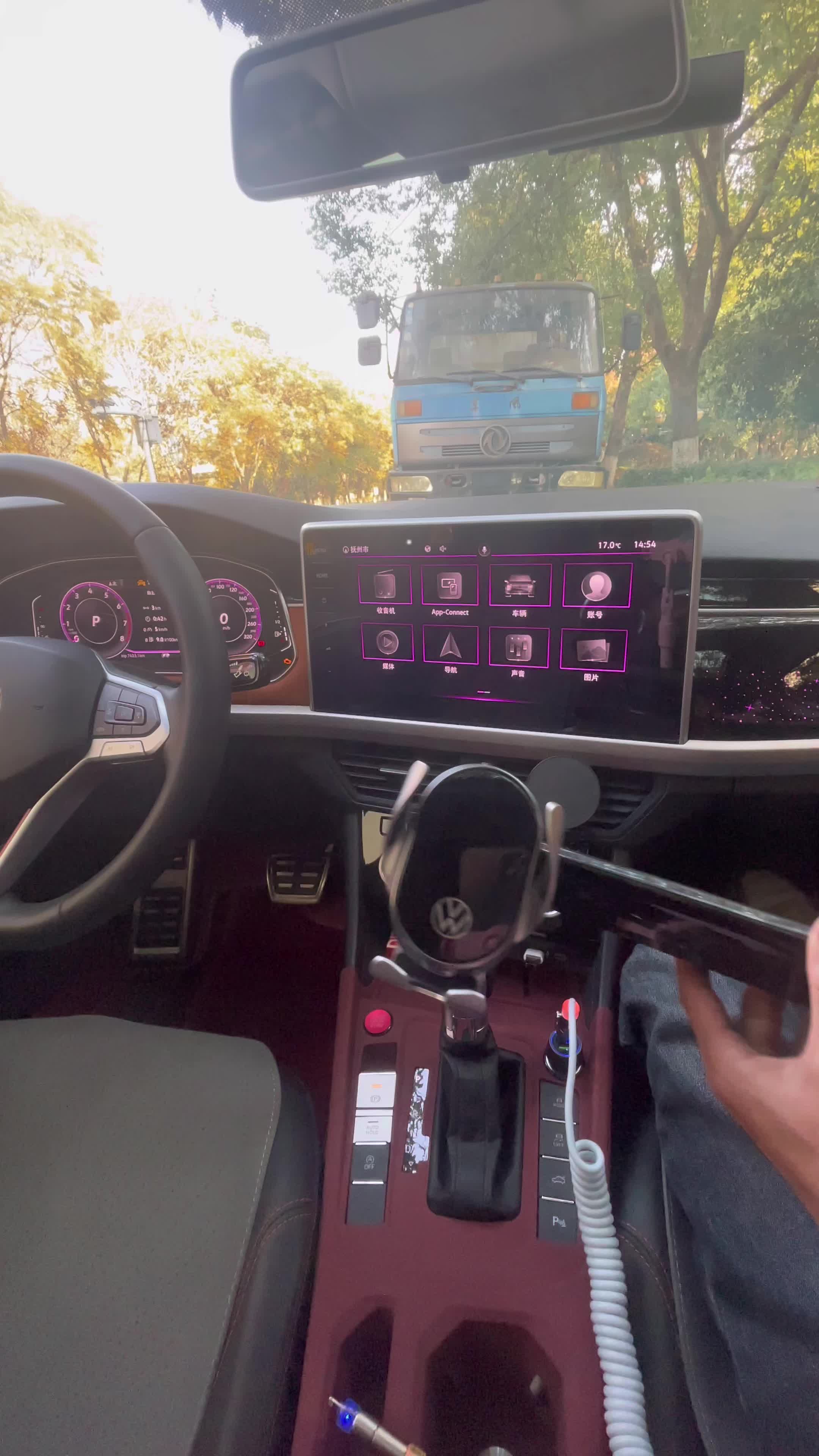 大众屏幕款车载支架,无损安装套上即可。支架采用智能感应无线快充,...