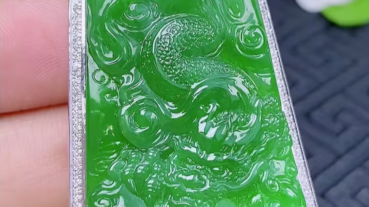 满绿龙牌翡翠挂件,22.38g 鳞虫之长,能幽能明,能细能巨,能短能长,春分...