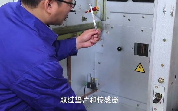安科瑞无源无线测温传感器ATE400在静触头的安装操作演示