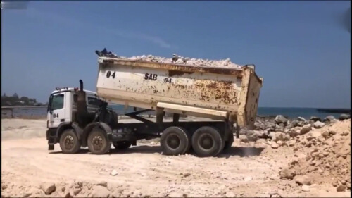 翻斗车司机注意,卸货到一半的时候也会翻车