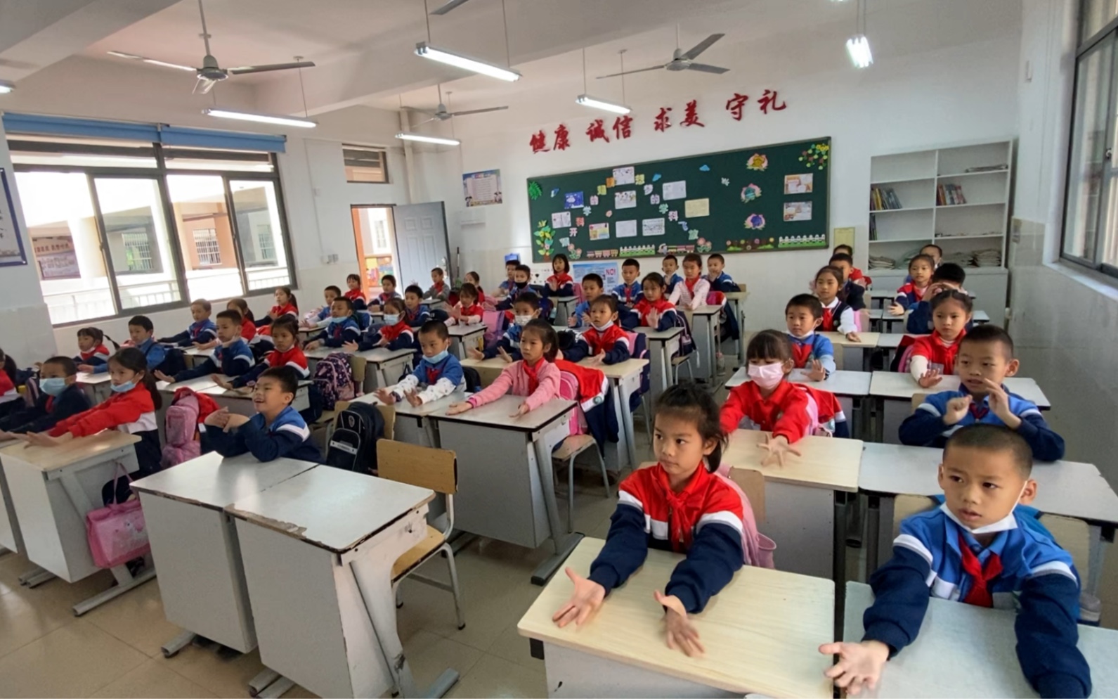 可爱!二年级幼崽们做室内操～