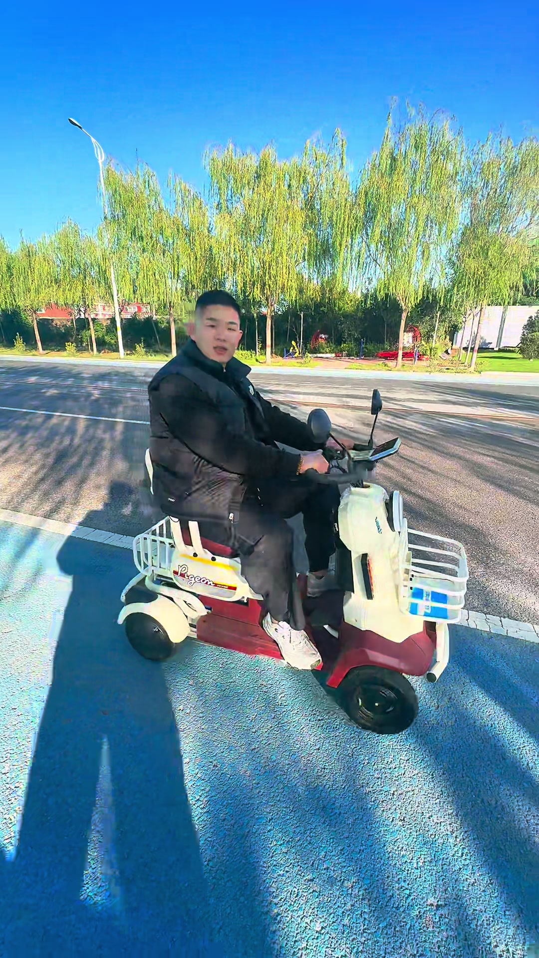 新款老年代步四轮车,出门骑行,时尚拉风。 新款老年飞鸽代步休闲四轮...