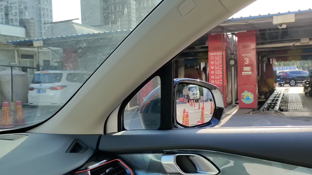 领克06,加完油,自动洗车机