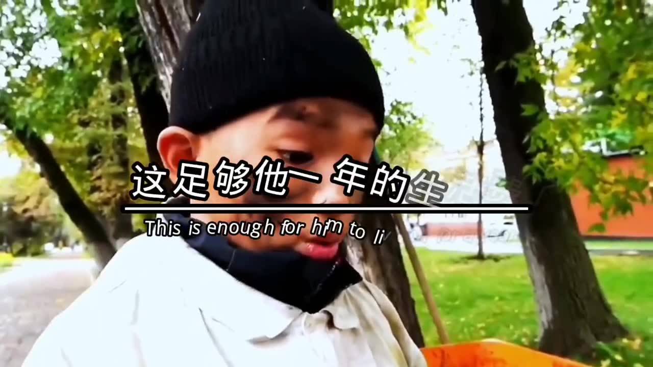 男人丢垃圾时打电话,将钱包丢进垃圾桶