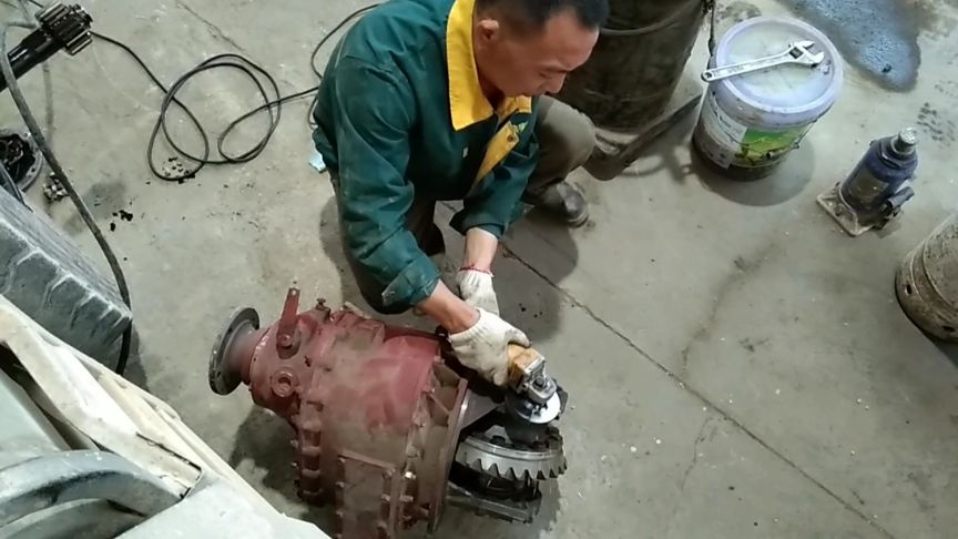 差速器坏了配件太多了,通过计算配件价格比一个新总成还贵。