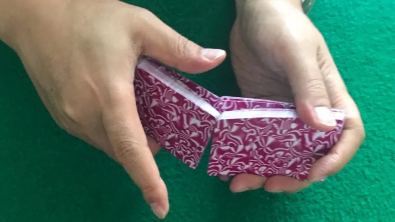 完美洗牌魔术教学:非常酷的洗牌手法,两分钟学会