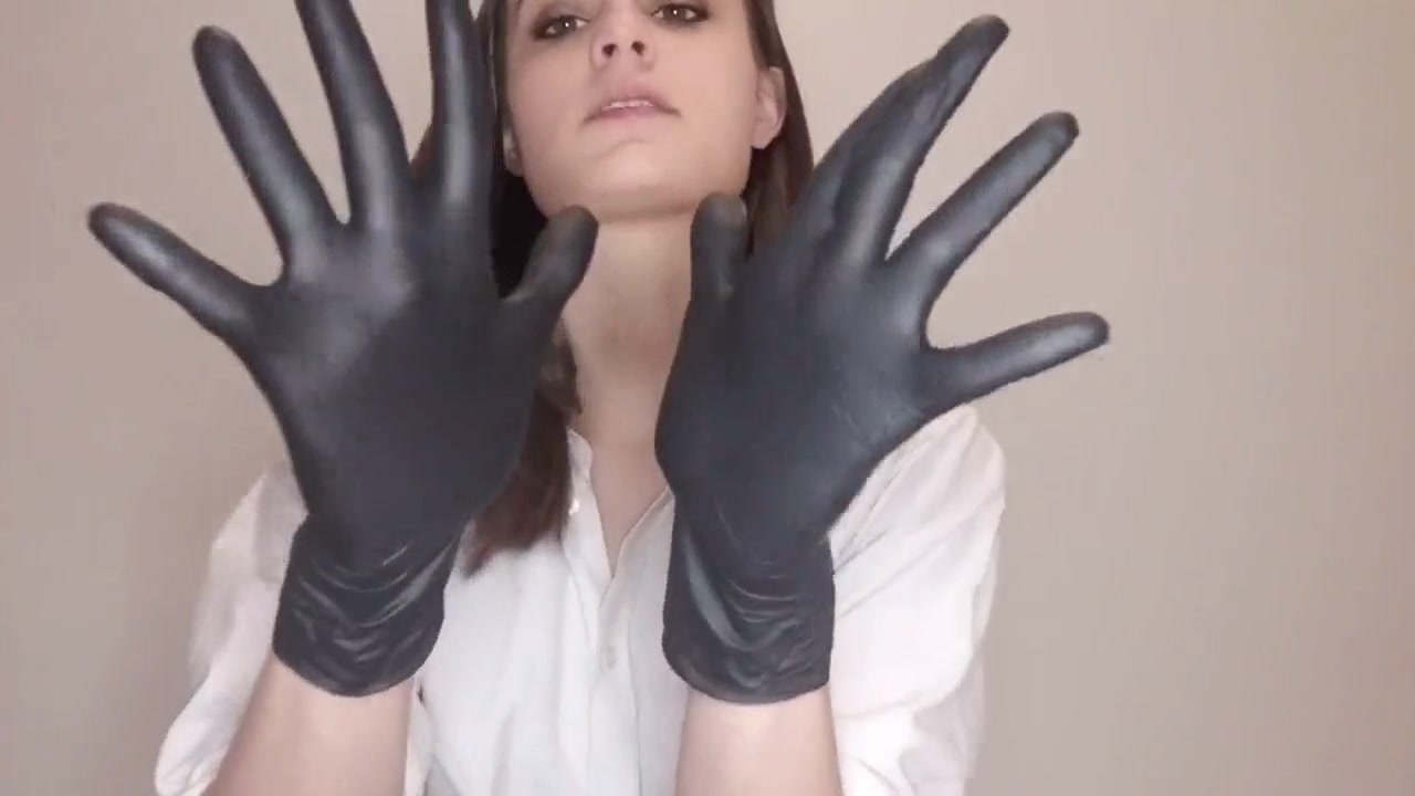 金发妹子戴医用手套