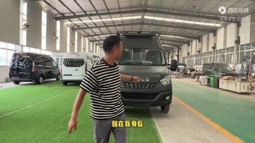 市面上的越野房车也就属这台依维柯好看,后置厨卫布局科技感十足