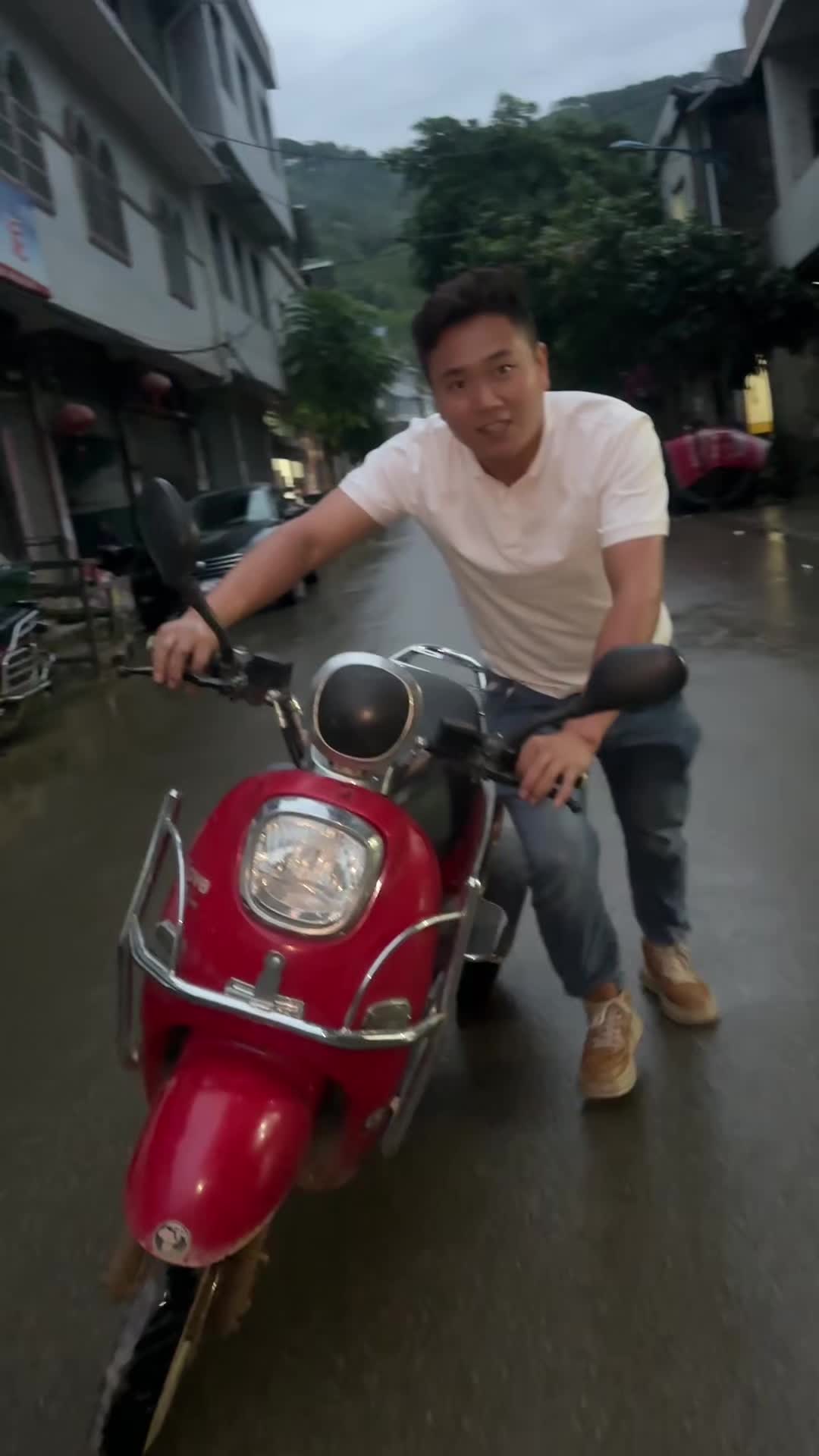 以旧换新。像这样的电动三轮车享受补贴政策1000元旧车最低折价...