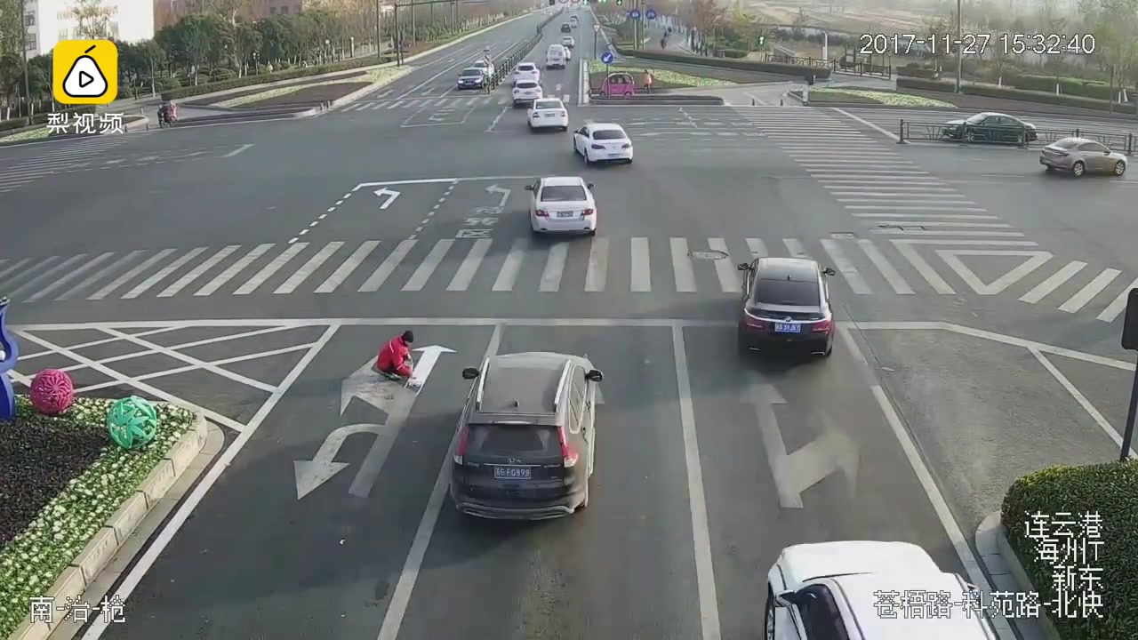 【奇葩】年度最强PS!男子自带油漆,把左转车道改成直行