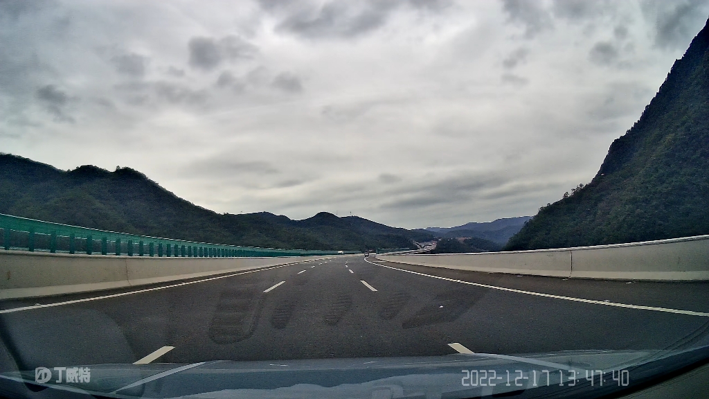 吉利星瑞时空版高速120定速巡航车内噪音,米其林轮胎。