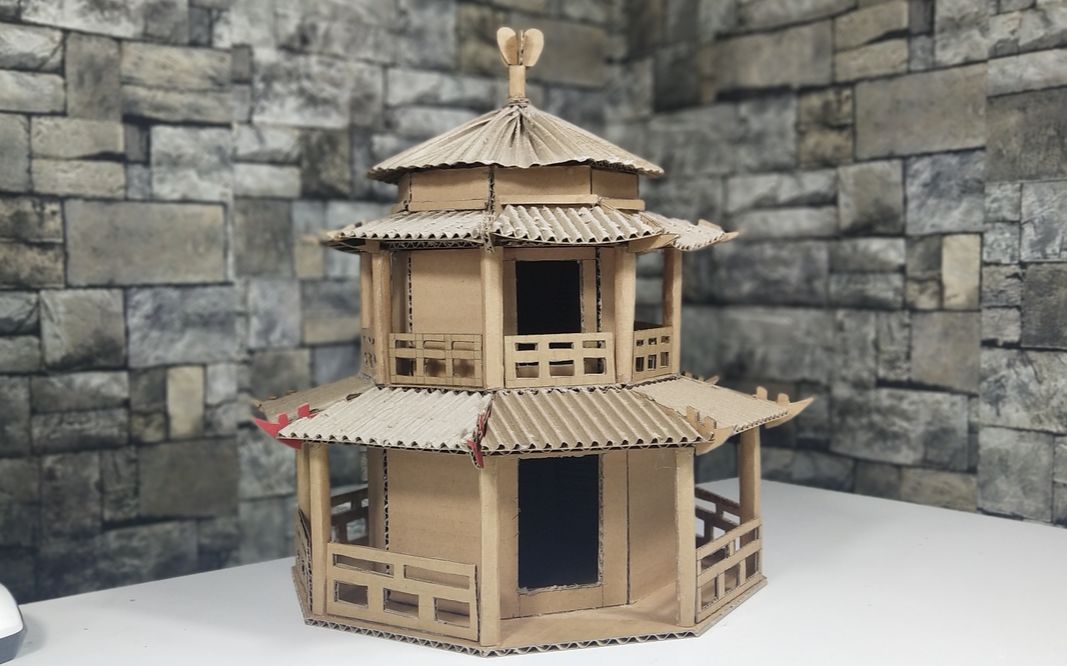 手工达人参观完黄鹤楼后,用纸板做了一个古代楼阁模型,很漂亮