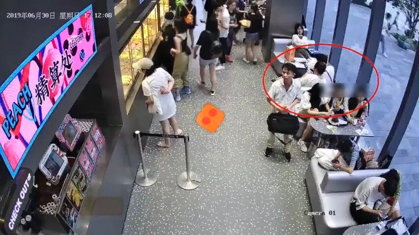 杭州一奶茶店内 男子对着三名女生露出下体 女生吓到不敢动弹