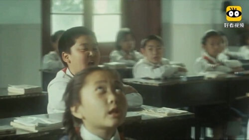 一群外国人参观小学校,结果一小学生用板砖酿成了"国际事端"