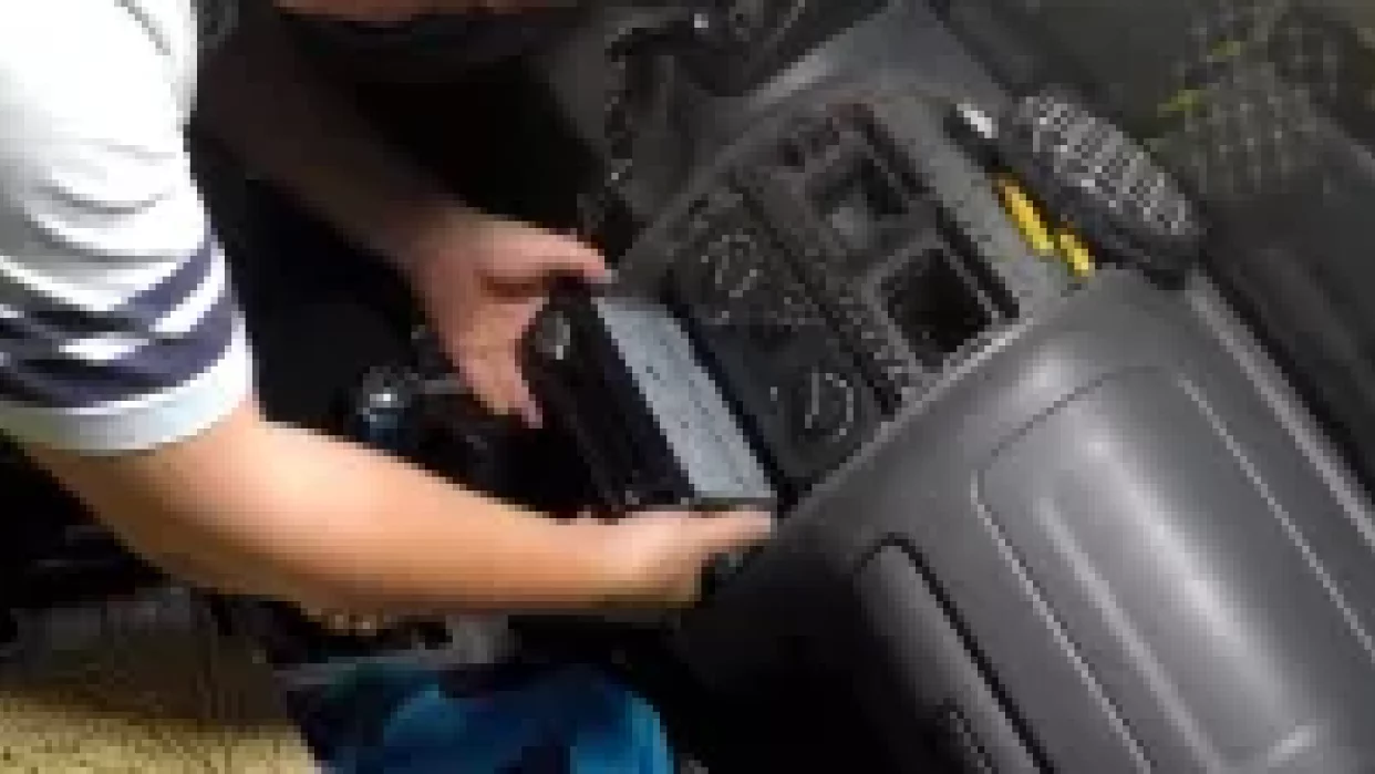 爱行记Vlog28:自己动手维修车载CD机,不知道大家感不感兴趣?