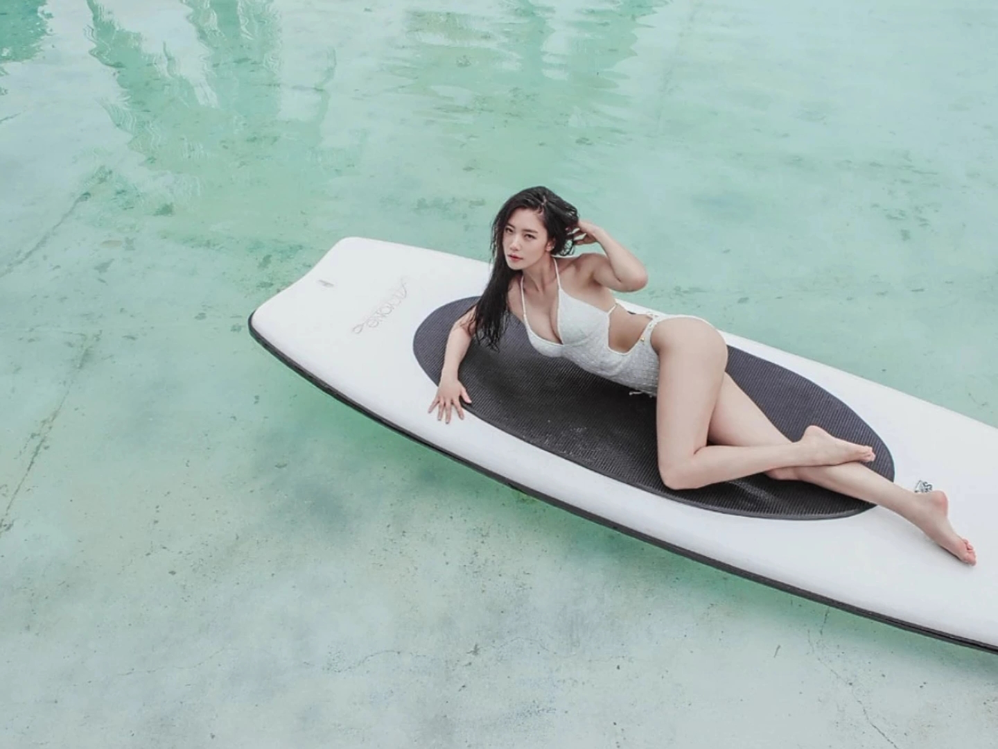 克拉拉:时尚白色比基尼泳装,挡不住的好身材