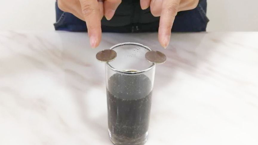 只用2根手指,不碰杯子不用工具,怎么才能同时将2枚硬币拿起来?