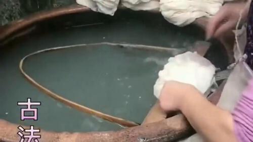 牛人创意:难怪蚕丝被这么贵,原来蚕丝都是手工拉出来的,大妈手都泡白...