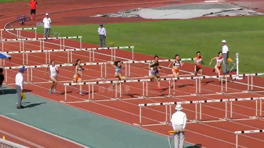 日本高校女生跨栏比赛,技术动作都比较标准