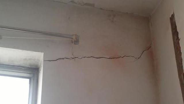 为什么农村很多现浇板房子都出现了裂缝?说出来你都不敢相信