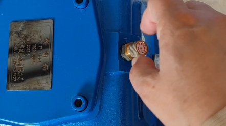 t型直角箱出厂前已加注润滑油,开机使用前务必把透气帽旋开!