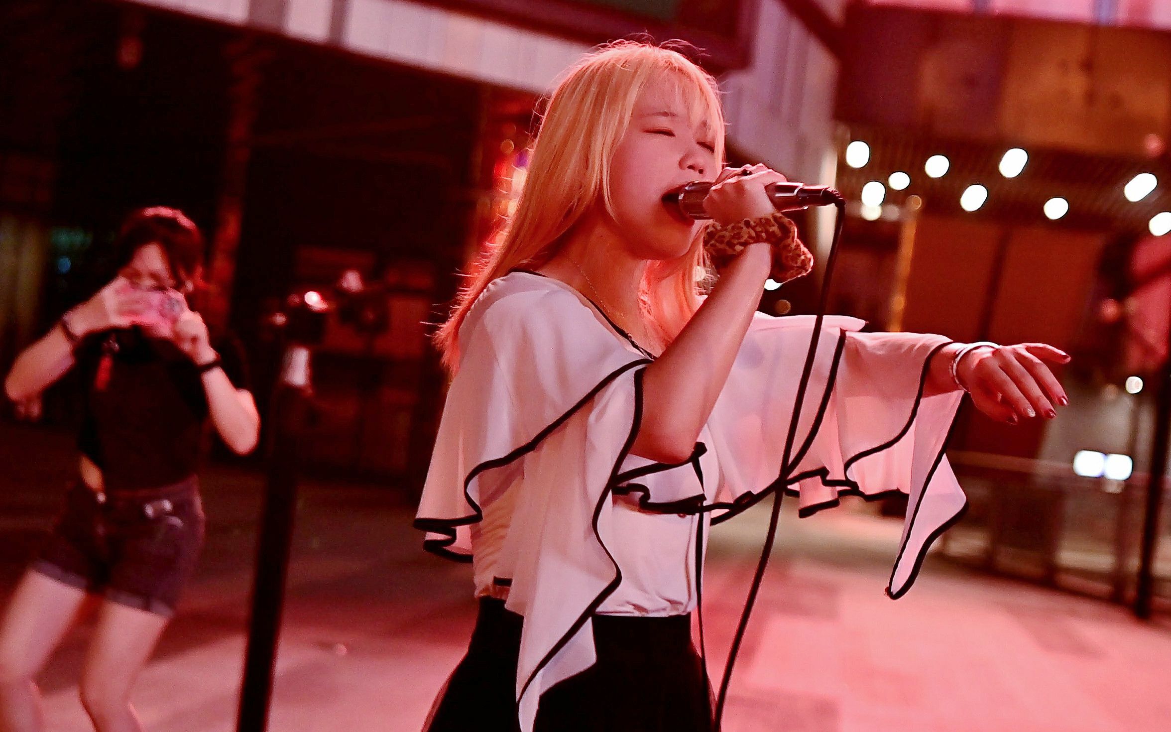 爷青回!女孩街唱《直到世界的尽头》,前奏一响起瞬间泪目