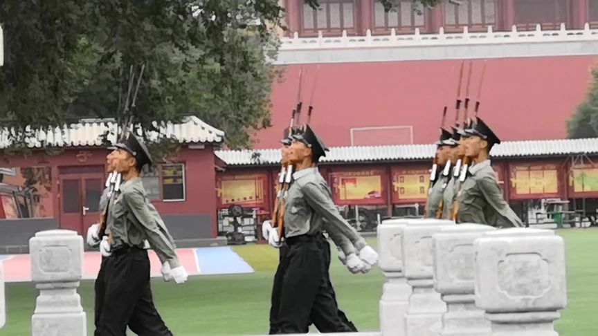 第一次看旗手幕后训练,很多人跑起来看,太帅了。
