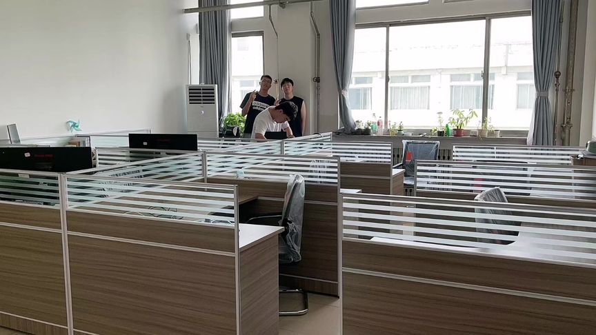 筹划了很久的研究生办公室改造计划终于成行了,学生们很开心