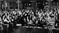 1949年,首届政治协商会议开幕,与会代表使劲鼓掌长达5分钟之久
