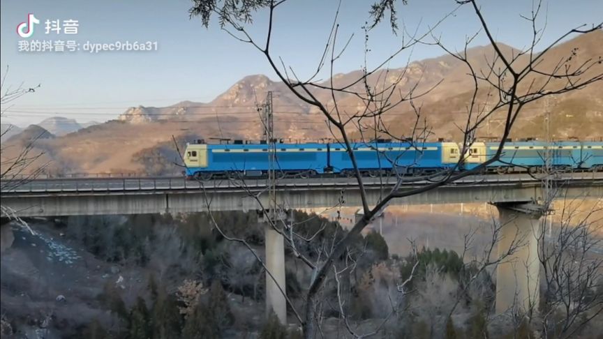 大秦铁路重载列车运行在丛山峻岭