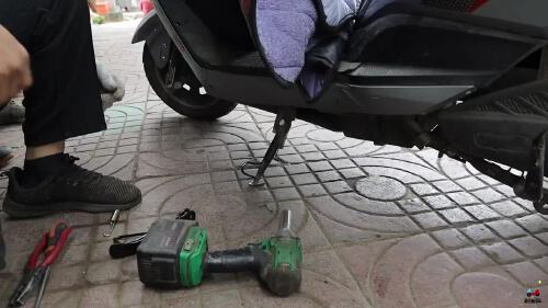 电动自行车单支撑不稳固左右摇摆同型号更换很重要