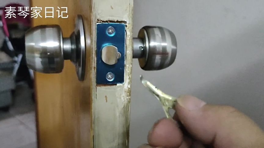 家里卧室门锁坏了,小伙买了一把新球形锁,第一次就快速安装好了