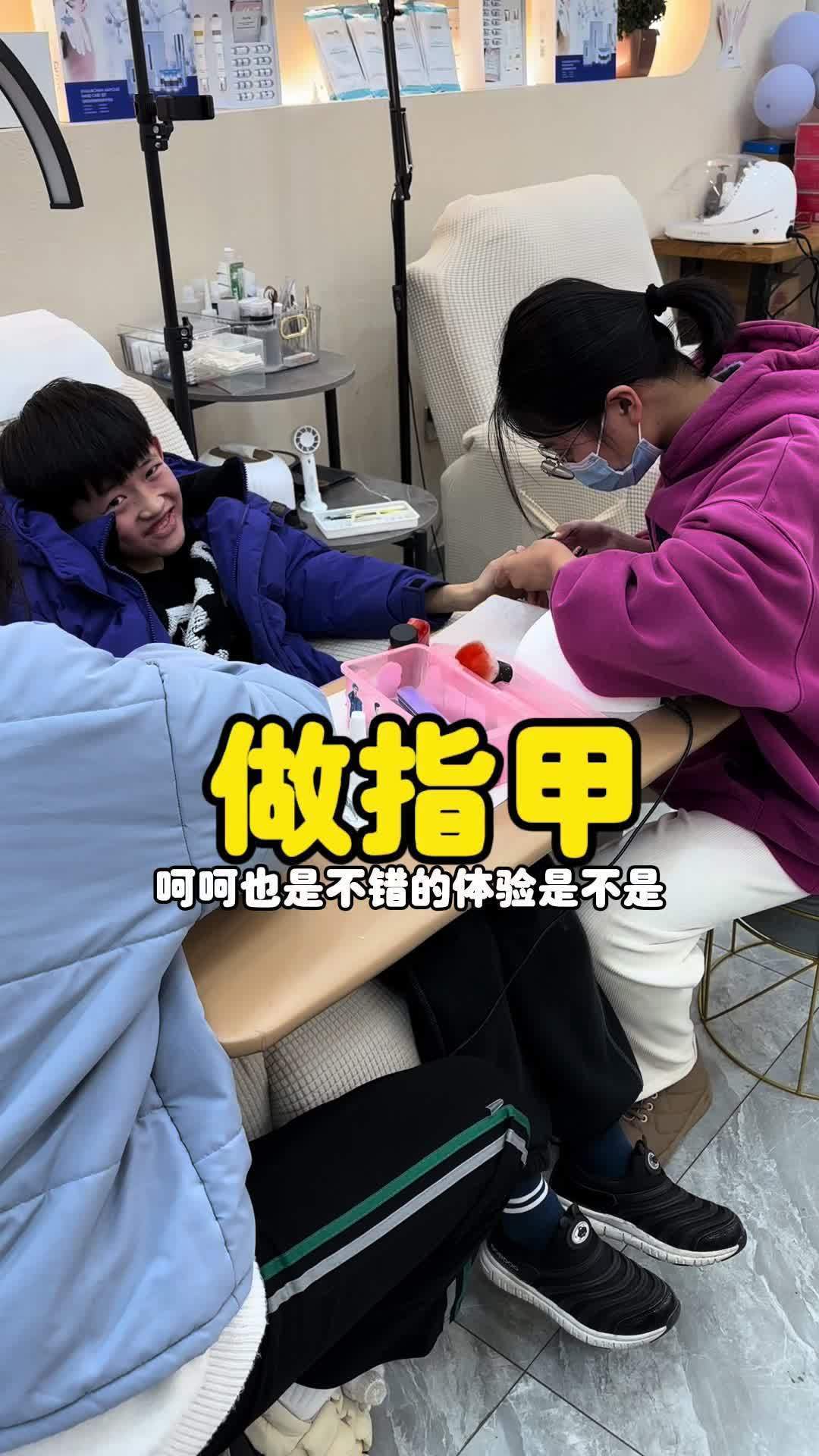 溜溜的指甲问题去咨询了心理医生,还好没什么问题,再做个甲片,希望他...