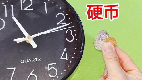 将硬币塞进钟表,居然能这么神奇地解决问题!