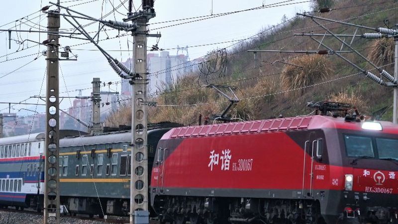 番茄牵引的K1004次列车经过同兴开往高兴