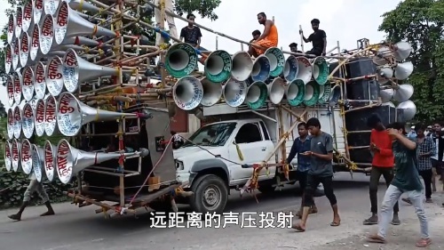 几十个大喇叭的移动舞台,效果氛围直接拉满