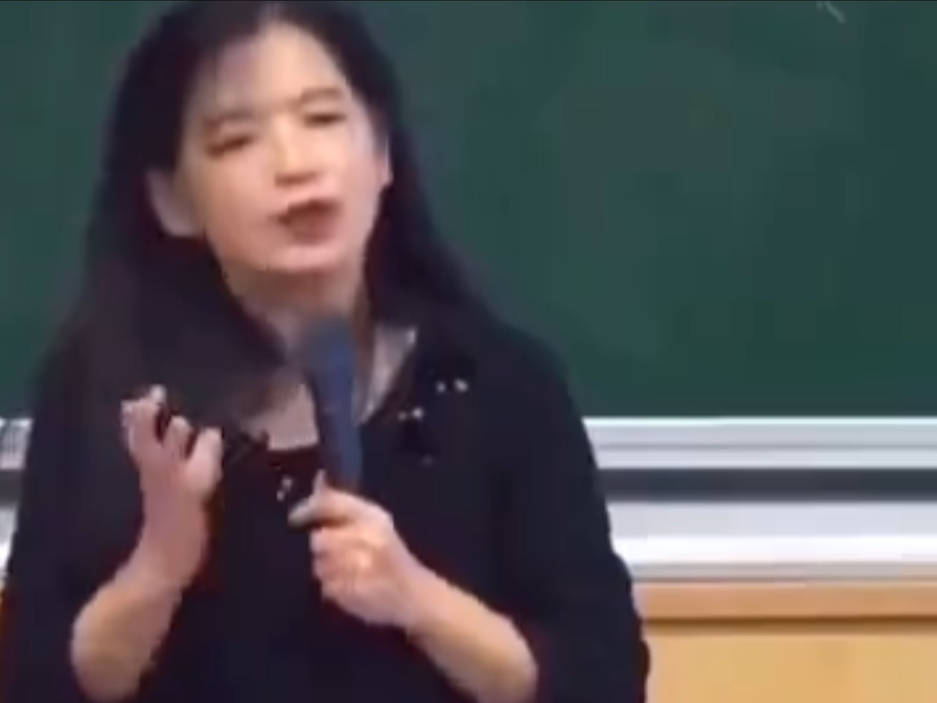 “碰到一点压力就把自己变成不堪重负的样子;碰到一点不确定性就把...