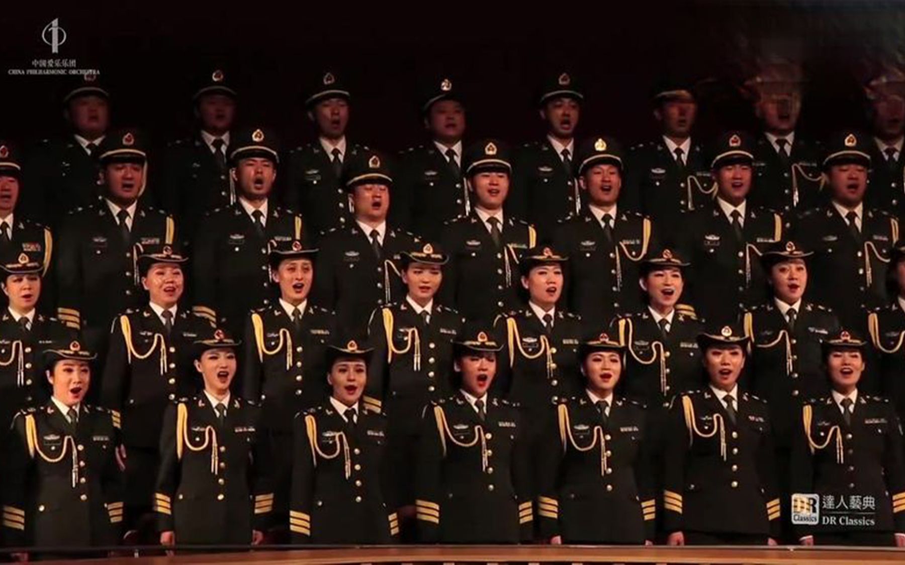 顶尖交响合唱音乐会,现场一首《天路》歌声激情高昂,振奋人心!