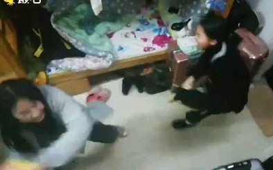 女生在宿舍打架,扭打在一起,太可爱了吧。