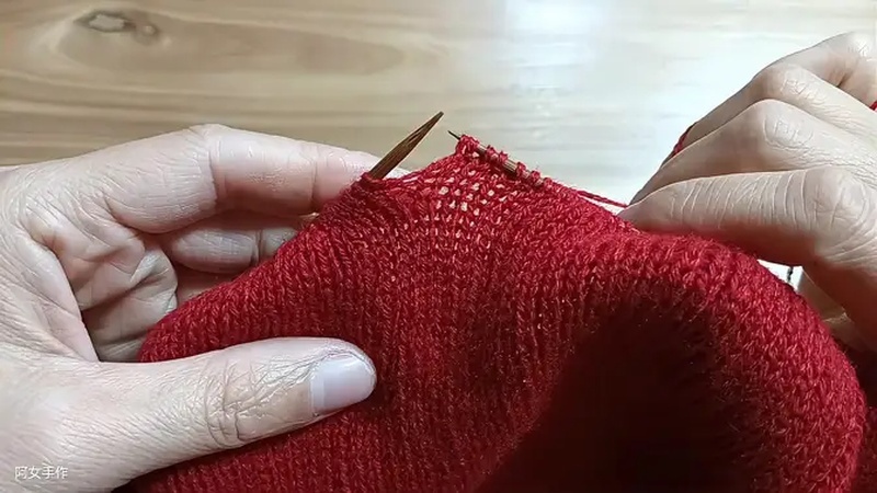 红色羊绒围巾编织的第九天