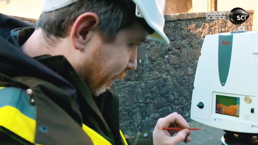 不知道这是全站仪还是什么,感觉挺先进的样子