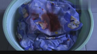 后妈不在家胖女孩来例假 床单上有血 竟然直接拿开水洗床单!
