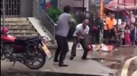两个男子打架, 打出一部武侠大片的感觉。