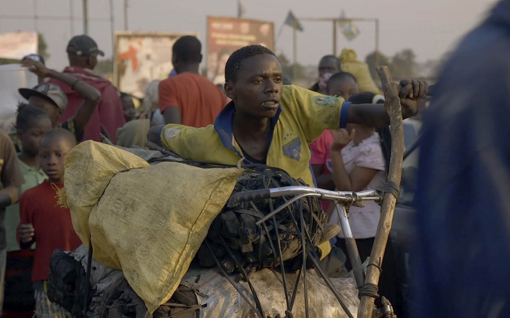 木炭原始制作方法,一袋木炭可以卖6元,这部纪录片不想看第二遍