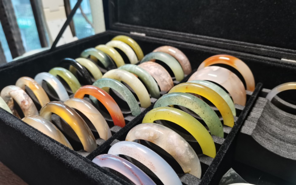 【内含付邮送】出手镯,价格28～148元。满100包邮。材质为岫玉,玛瑙...