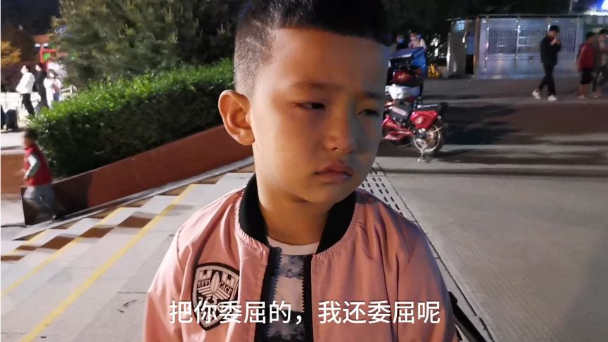 揪心,带7岁的娃去火车站串了一会,差点把命丢了