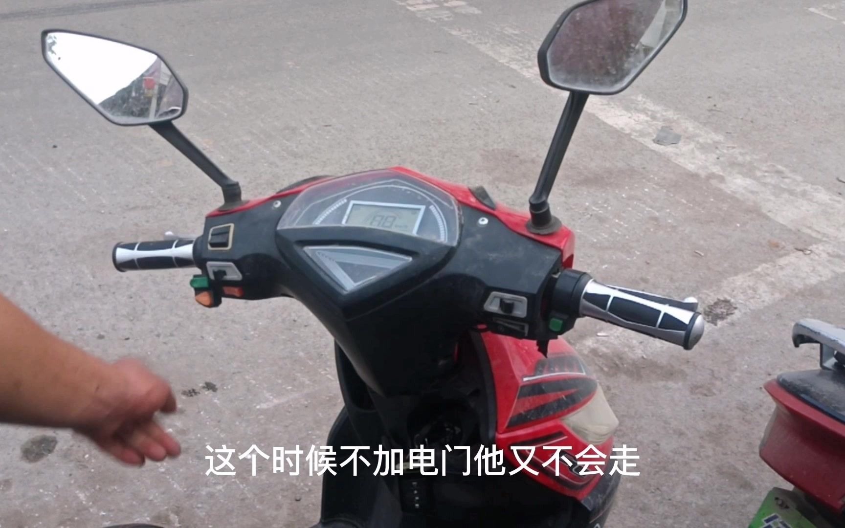 电动车上都有的一个绿色按钮你知道吗?即使不加电门也能正常行驶