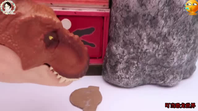 霸王龙来到侏罗纪恐龙世界,帮助恐龙身体寻找合适的恐龙头