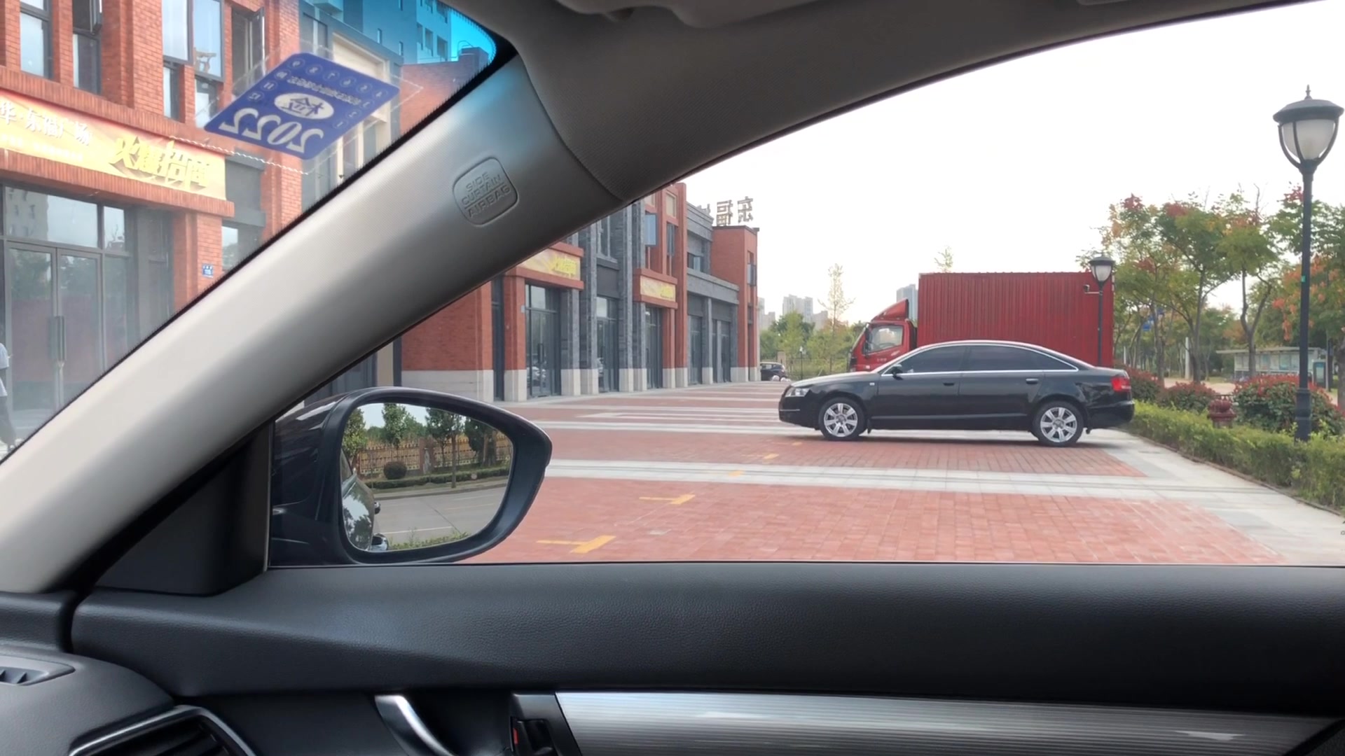 不到一个月的新车,玻璃就出现异响,第二天又好了