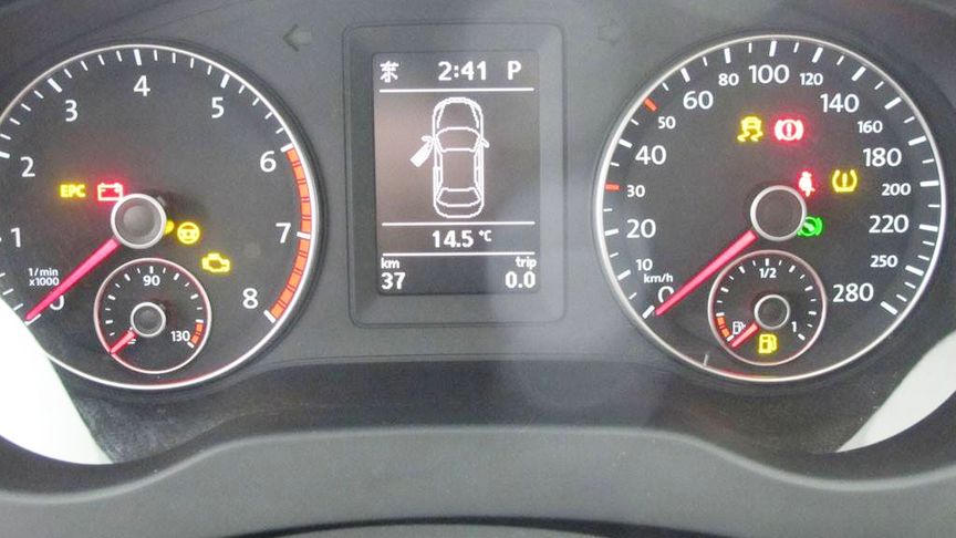 仪表盘发动机灯亮了怎么办?多亏老司机提醒,很多车主都不懂